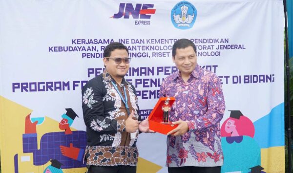 JNE Distribusikan Fasilitas Riset Kemendikbudristek untuk 124 Perguruan ...